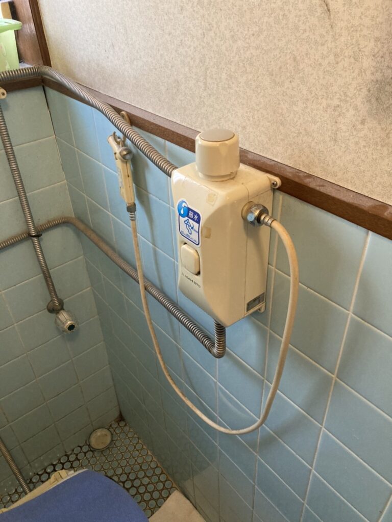 【和歌山県紀の川市貴志川町】トイレの便器に水が漏れてくる。コントロールボックス交換。 | 水のトラブル・水漏れ・水道修理【水のトラブルサポートセンター】